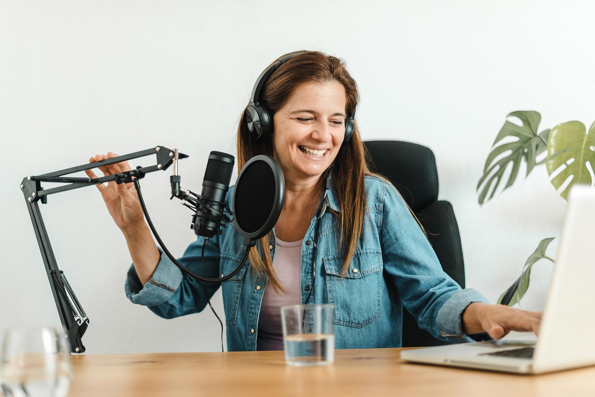 Shows - Apna Karachi FM107